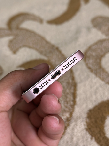 iPhone se rose gold 128Gb