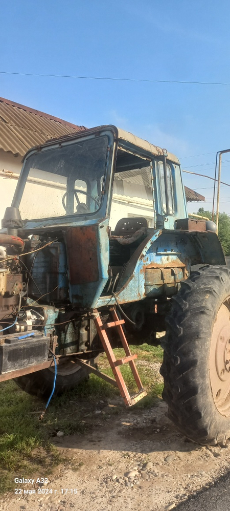 Traktor belarus 80 soz xolatda yurib turibti