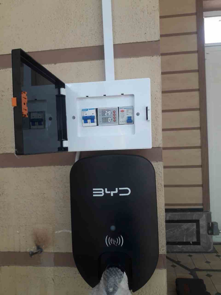 Elektro mobili zaryadka ustanovka