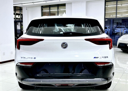 Buick 2025 restayling. Silver rang.