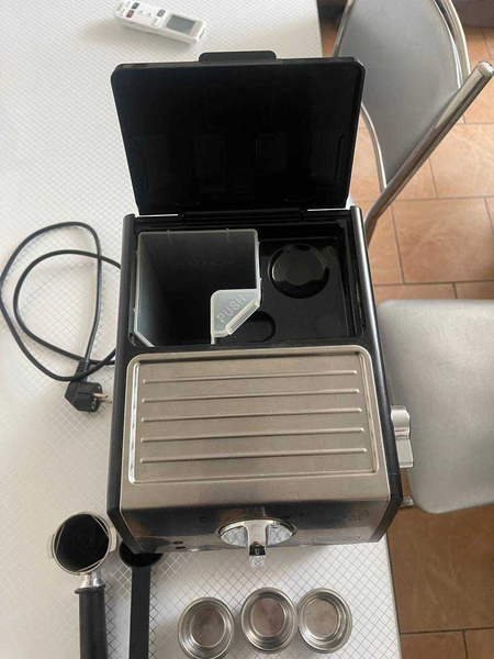 Kofe moshina sotiladi. Delonghi brend. Продается кофемашина