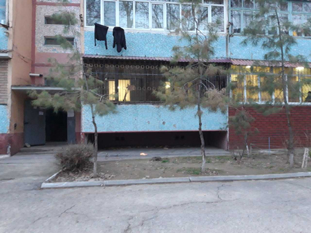 Сдается квартира не жилое в 10 м-не, 1 этаж, напротив Карвон базара.