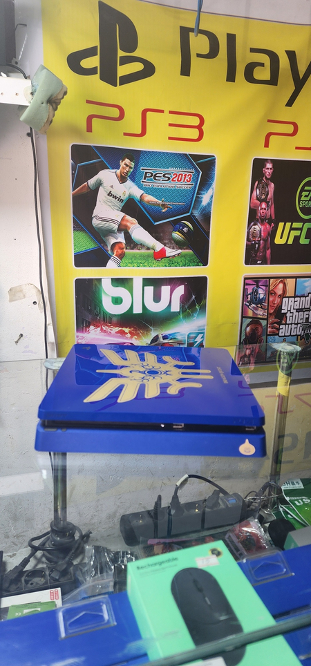 Продается игровой консол Sony Playstation 4 slim 9.00