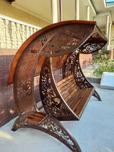 Качели трехместные