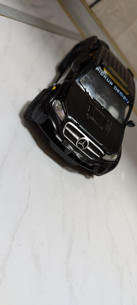 Продается игрушечный Mercedes Benz