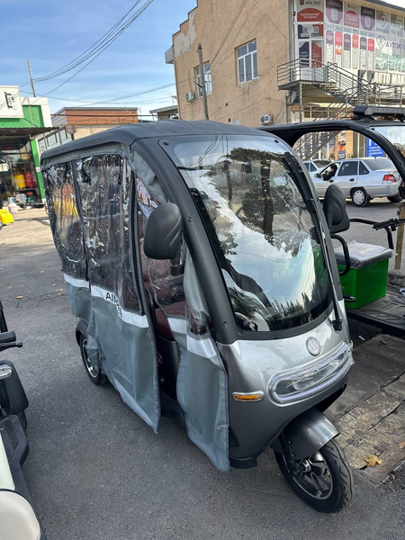 Usti yopiq elektroskuter
