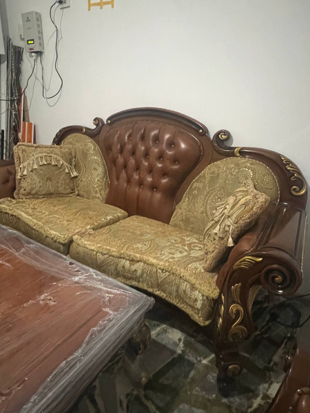 продам РОСКОШНЫЙ Диван два кресло + журнальный стол из чистого дерева