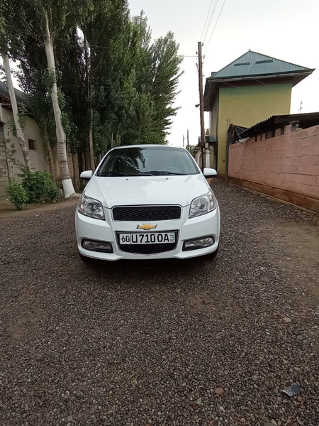 Holati alo hech qanday aybi yo'q toza mashina