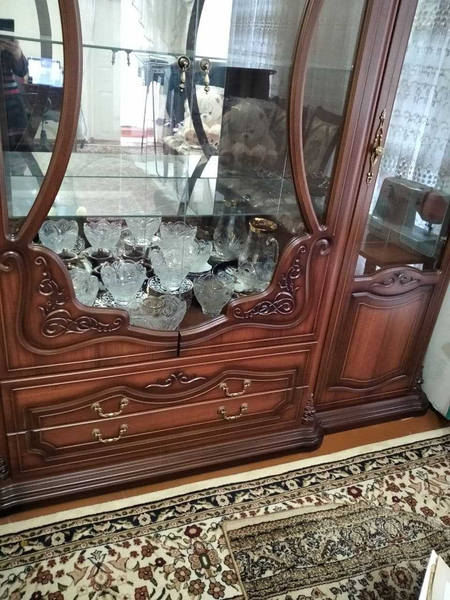 Деярли янги стенкамни тез ва арзон сотаман