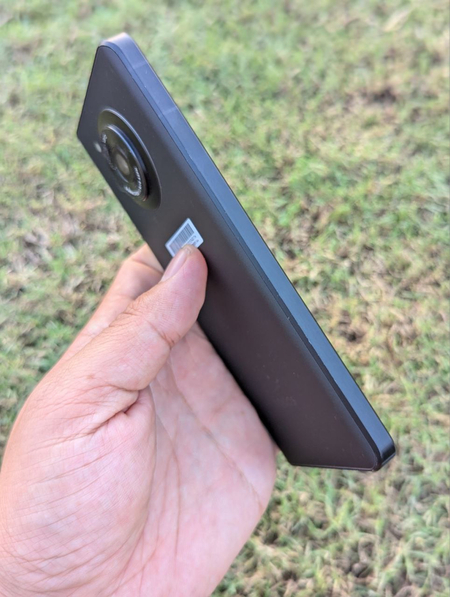 Sharp aquos r7 (12/256 240ghz экран)