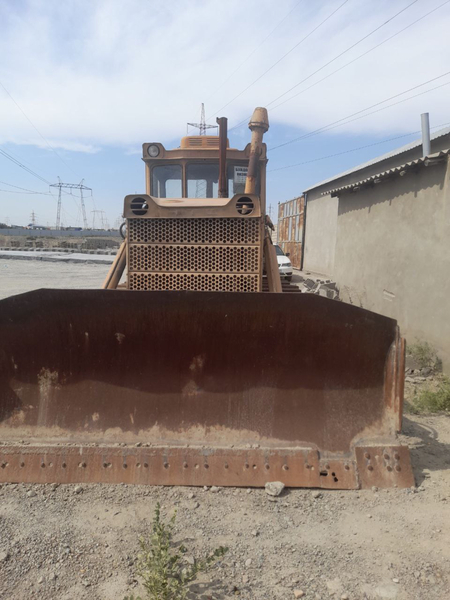 Bulduzir T-130 dokument uzimizni nomimizda matori yangi