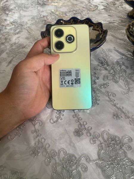 Yangi telefon 16/256 sotiladi