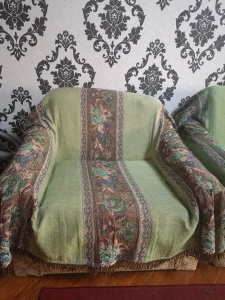 Продаëтся диван и 2 кресла