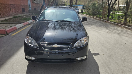 Gentra 3 A/T lyuk, magnetafon va soat bor. ABS yuq