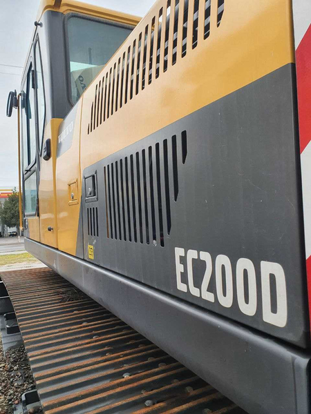 VOLVO EC200D Гусеничный экскаватор