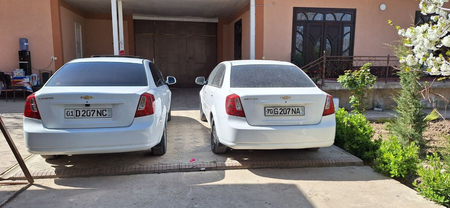Lacetti avtomobili sotiladi