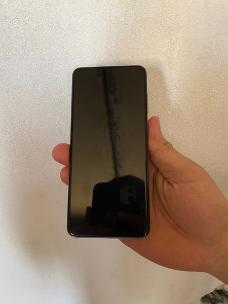 Samsung S205G kareyski
Holati yaxshi
Xotira 12+8/128
Batareya 4000mach