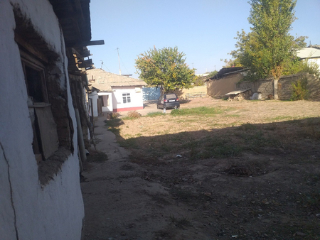 Uy hovli sotiladi