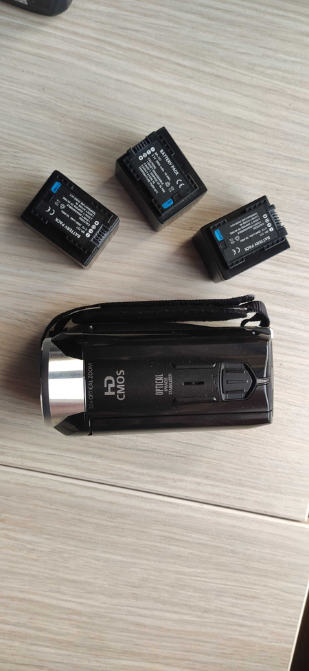 Продам видеокамеру Canon VIXIA HF R300 + 3 батарейки + сумка