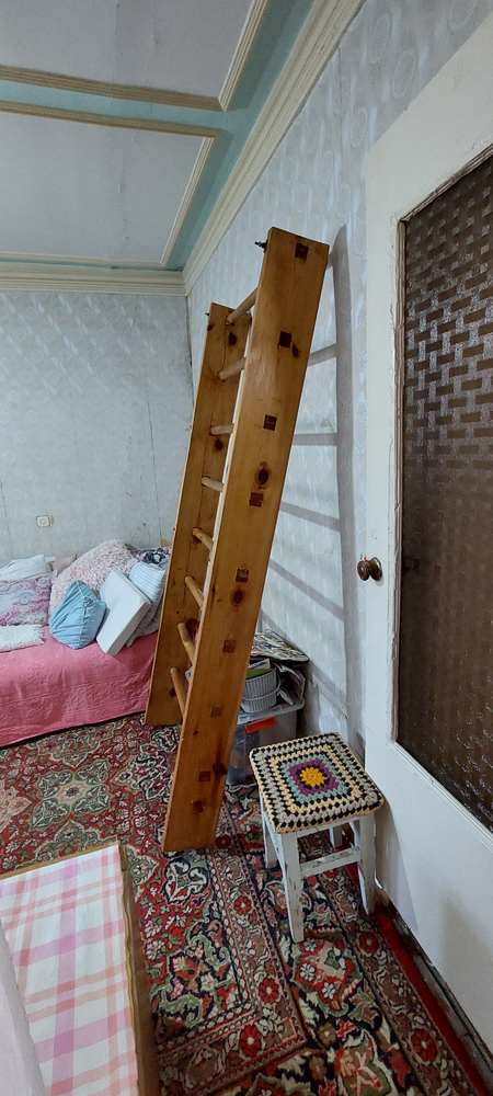 Продаеться лестница из дерева, большая