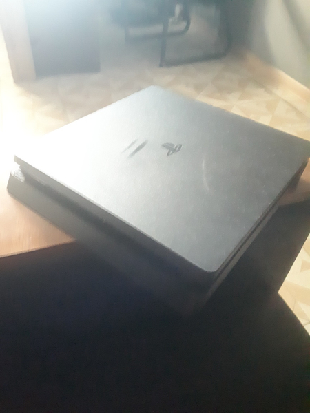 PS4 SLIM на 1000 гигабайт памяти