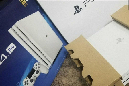 Playstation 4 slim HDR 1TB игры 12 и два джестика  как на фото