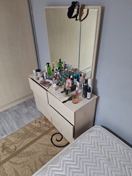 Продам Спальни Кроват и Трюмо