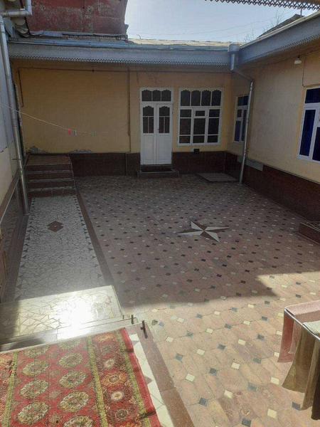 Shohizinda hududida hovli sotiladi!