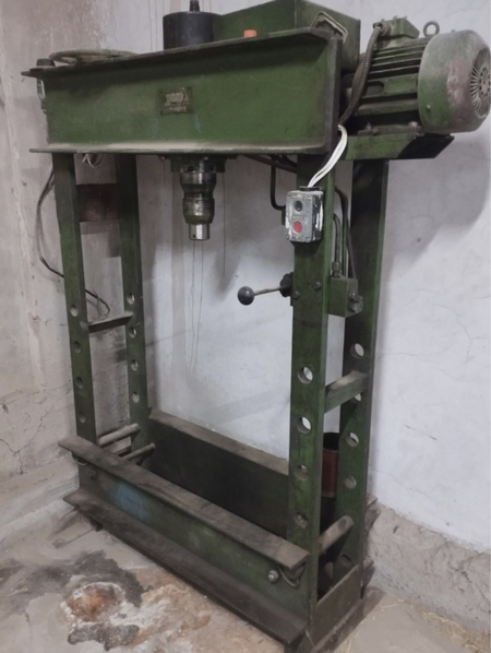 Press stanok  50 tonnagacha bosadi.shundan 2tasi bor