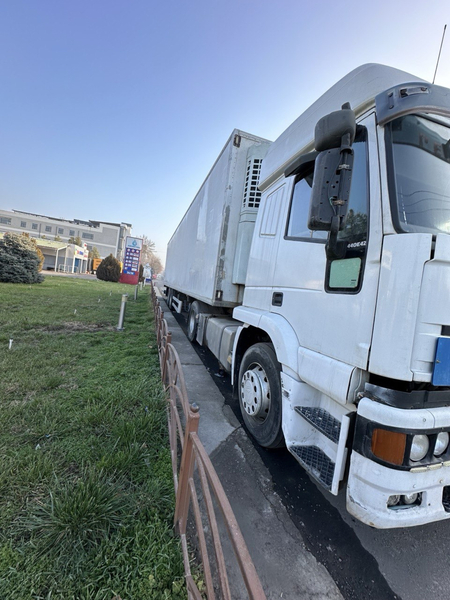 Шаланда IVECO Тягач Прицеп