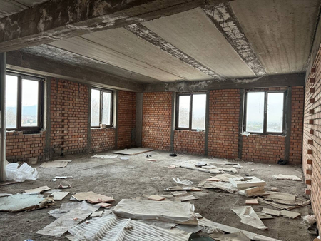 Продаётся квартира коробка 103кв²
