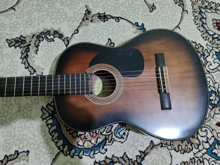Gitara yangi holatda