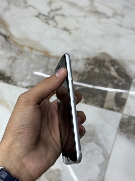 Iphone 8 whayt bor