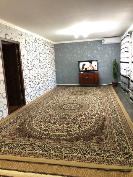 В центре городе Гулистане 5 комнатный коттедж. Ориентир 7 мая школа.