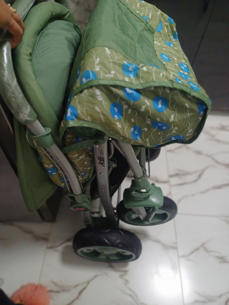 Продаётся корейский новый коляска