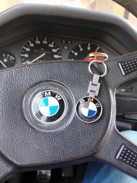 bmw E30 sotiladi