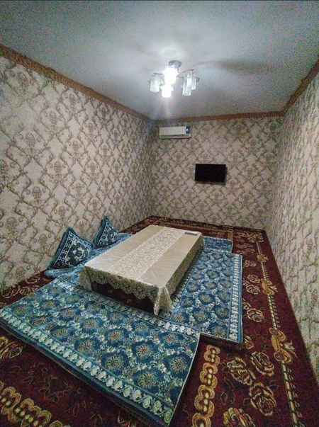 Maktab va bohcha yonida