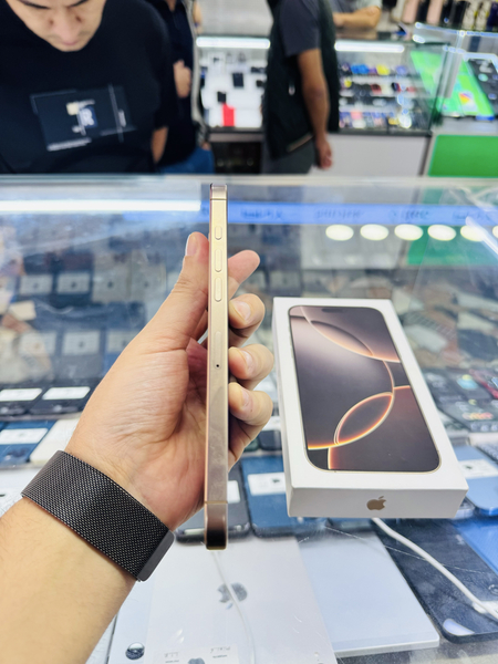 iPhone 16 Pro Max 256 gb desert
