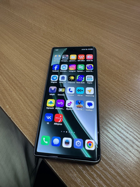 Продам смартфон Tecno phantom V fold