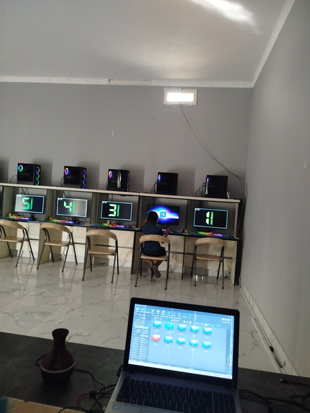10 ta kampyuter sotiladi xamasi yangi 1 oy ishlatilgan
