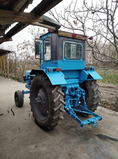 Srochno traktor sotiladi