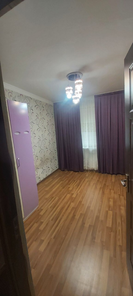 Срочно продается кирпичный квартира 3*4 на 1 этаже 4 этажного дома