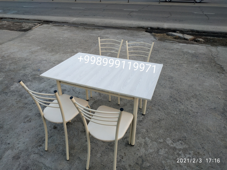 Кухонный стол с четырьмя стульями 870.000 сум