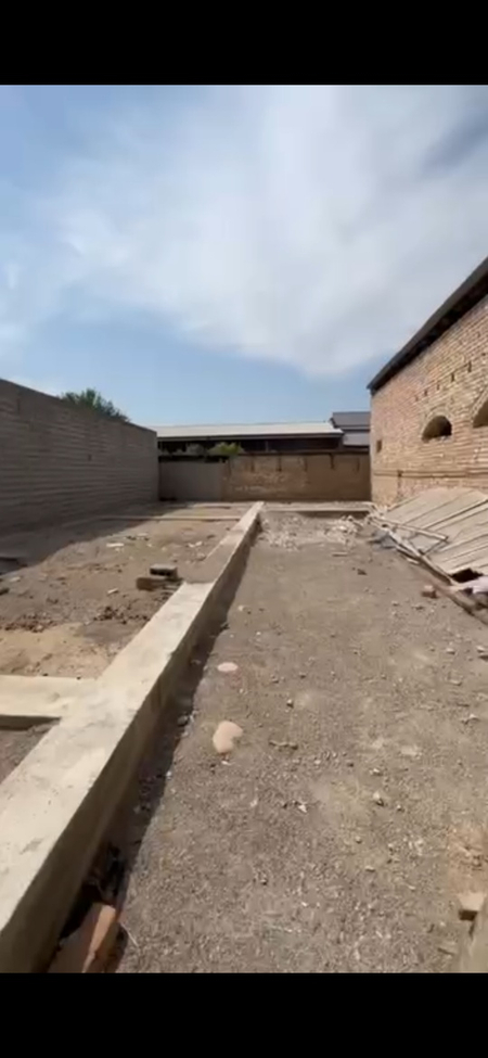 Srochna uchaska sotiladi narxlari kelishiladi