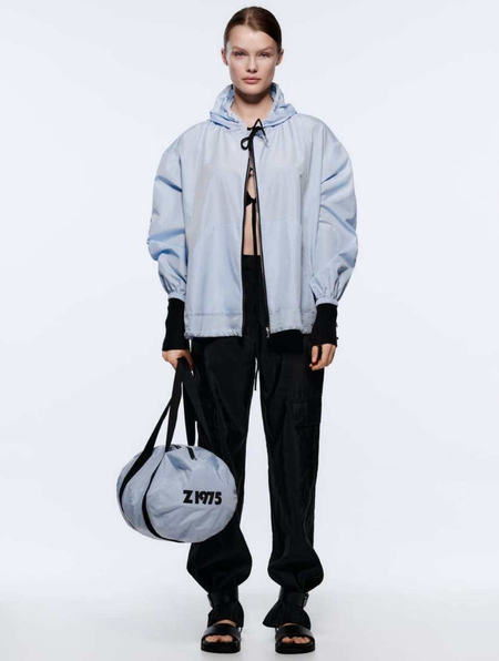 ZARA женский  Дождевик  и Сумка 
ДОЖДЕВИК ZARA С КАПЮШОНОМ С СУМКОЙ
28