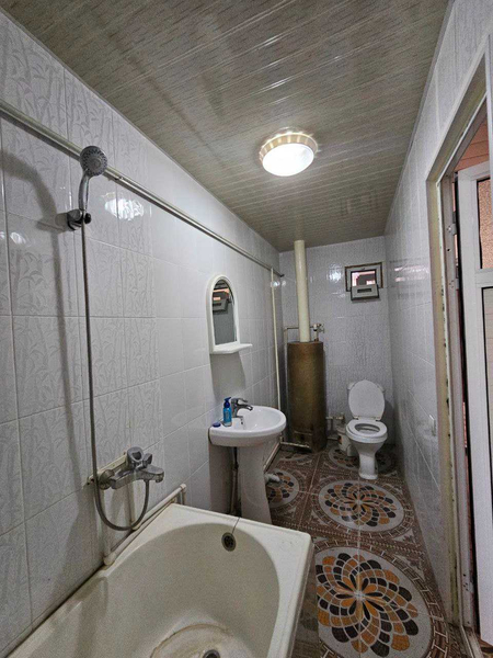 Tayyor 2,5 sotiqli hovli sotiladi.