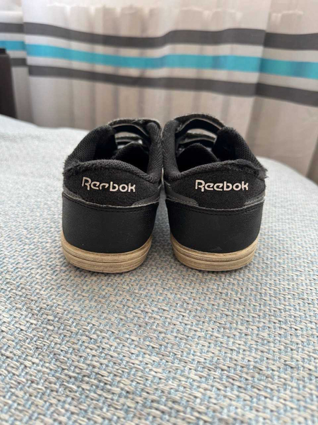 Фирменные кроссовки Reebok 35 размера, длина подошвы 24,5 см.