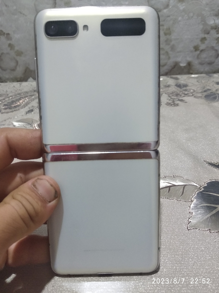 Galaxy Zflip 2 5g bor aybi bor xotira 8/256 luboy telga Abmen
