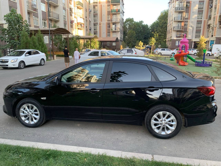 Продается своя Monza седан