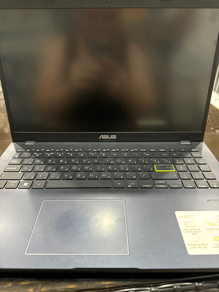 Ноутбук Asus в черном цвете